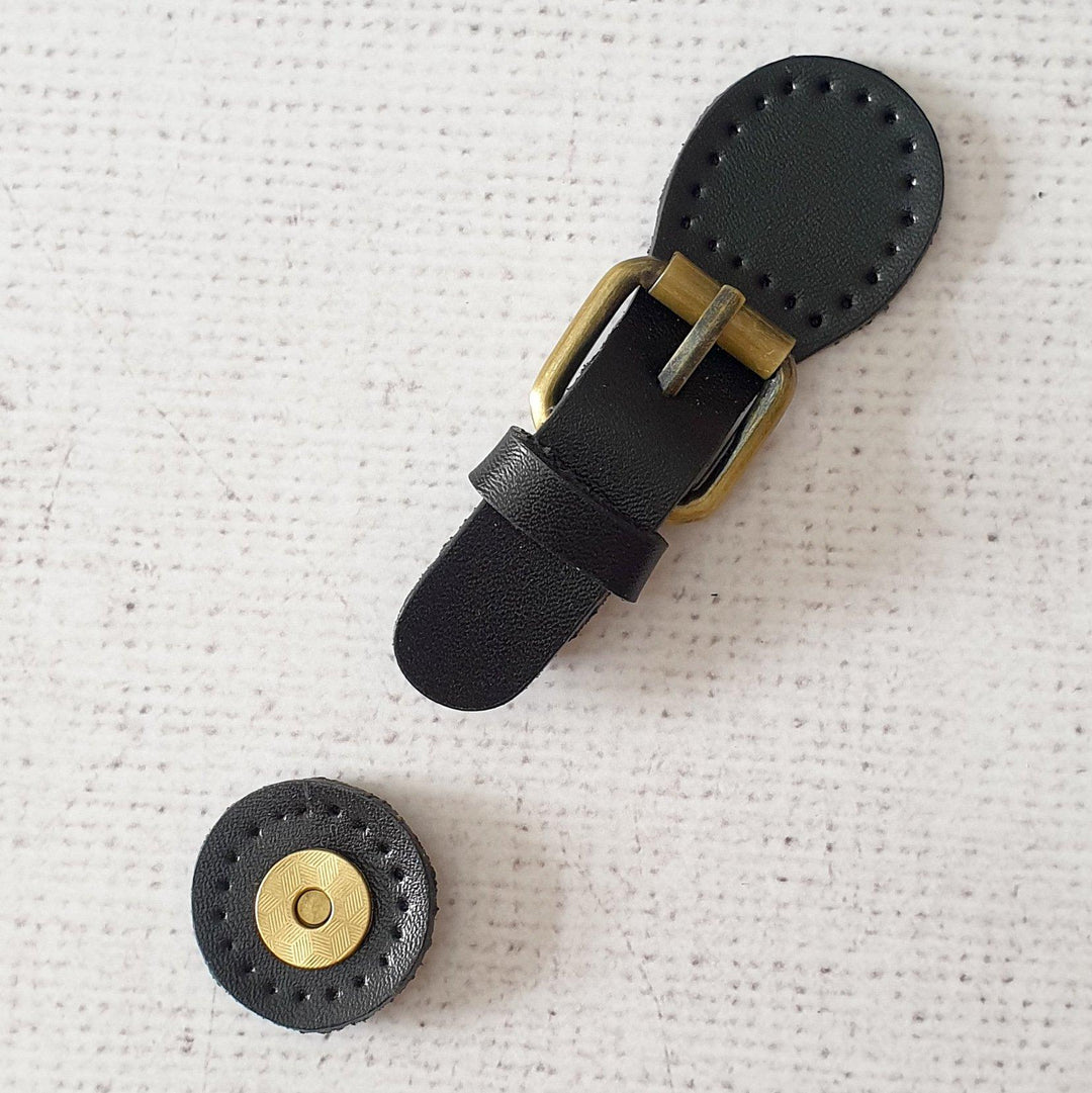 Magnetic buckle attachment store